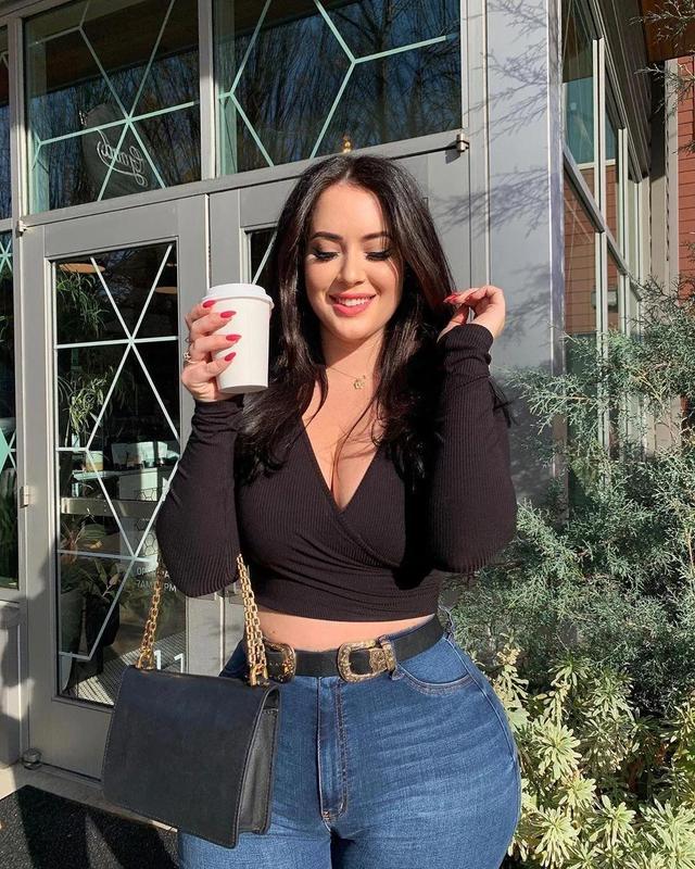 Fat! American plus-size model Holly Luia - iMedia