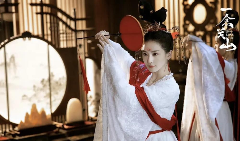 They both acted in "One Dance and Allure the City". Comparing Liu ...