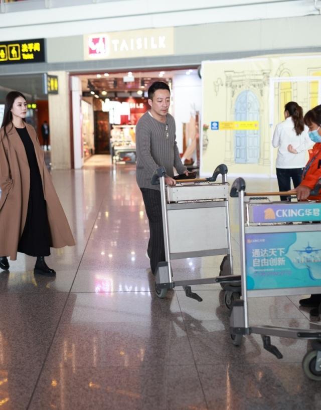 Wang Xiaofei brought her new girlfriend to Taipei for New Year's Eve ...
